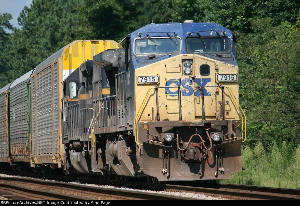 CSX C40-8W 7915 and HLCX SD40-2 6305 wait for green